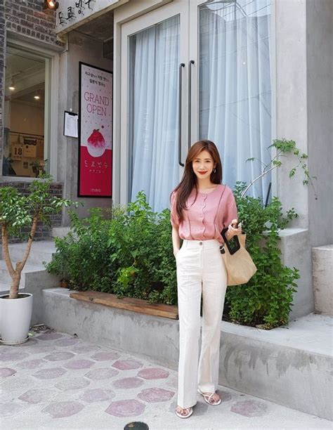 พาส่อง ไอเดีย กางเกงขายาวสีขาว แต่งไปทำงานสวยๆ สไตล์สาวออฟฟิศจบใหม่