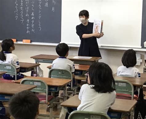 成田高等学校付属小学校ニュース保護者ボランティアによる読み聞かせ