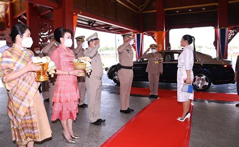 เจ้าฟ้าสิริวัณณวรีฯ ทอดพระเนตรนิทรรศการการจัดแสดงและจำหน่ายผลิตภัณฑ์ผ้าไทย