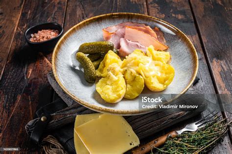 삶은 감자와 햄을 곁들인 라클렛 스위스 치즈를 녹입니다 나무 배경 위쪽 보기 감자 요리에 대한 스톡 사진 및 기타 이미지