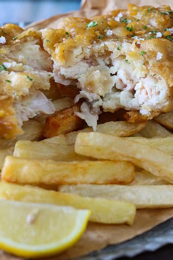 청록색 파란색 접시에 소금으로 맛을 낸 피쉬 앤 칩스의 이미지를 닫고 레몬 슬라이스 파슬리 장식과 함께 제공됩니다 0명에 대한 스톡 사진 및 기타 이미지 Istock