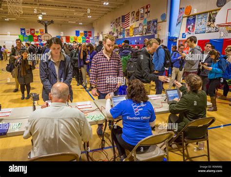 Arlington Virginia Usa 6th November 2018 Election Officials Check