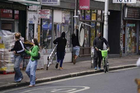 참 당당한 도둑질…뱅크시 연작 공개 1시간 만에 뜯겨나갔다 네이트 뉴스