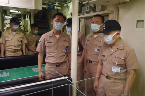 視導潛艦防疫 海軍副司令唐華要求官兵勤洗手、戴口罩 政治快訊 要聞 Nownews今日新聞