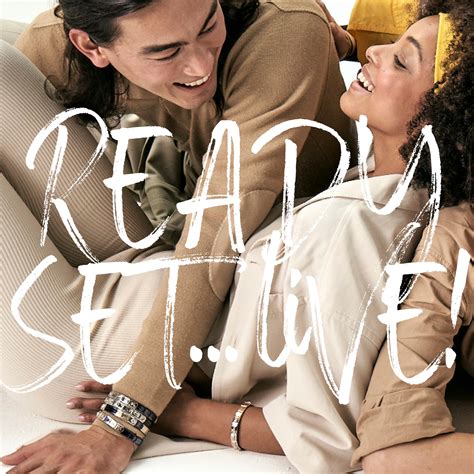 노미네이션 팔찌를 커플로 한 모습