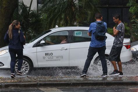 BH Em menos de 5 horas choveu 71 do esperado para o mês na região Centro Sul O TEMPO