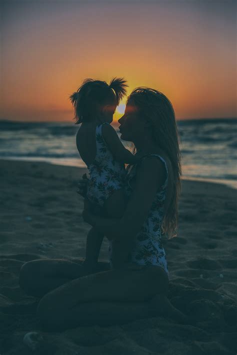 Картинка мама с двумя дочками со спины