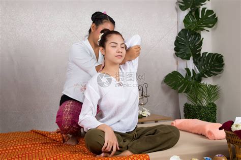 美丽的年轻女子得到泰国按摩师的按摩由治疗师在沙发spa概念放松和高清图片下载 正版图片505128924 摄图网