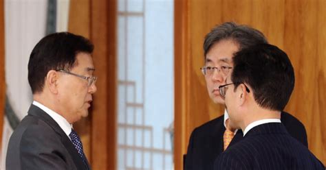 이야기 나누는 정의용 국가안보실장