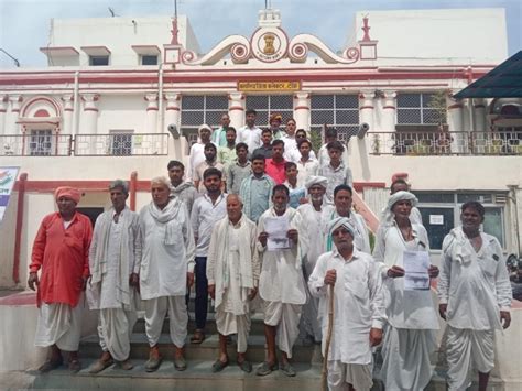 ग्रामीणों का कलेक्ट्रेट पर प्रदर्शन लोकसभा चुनाव बहिष्कार की चेतावली