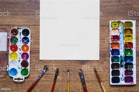 컬러 수채화 페인트와 브러시는 나무 배경에 거짓말을 페인트합니다 종이와 그리기 객체의 흰색 시트입니다 예술가의 도구입니다 갈색에 대한 스톡 사진 및 기타 이미지 Istock