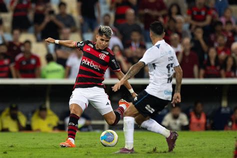 Luiz Araújo brilha dois gols Flamengo vence Grêmio e retoma