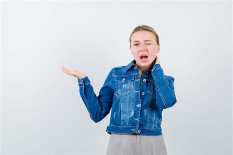 Junges Mädchen Das überrascht Mit Den Augen Auf Weißem Hintergrund