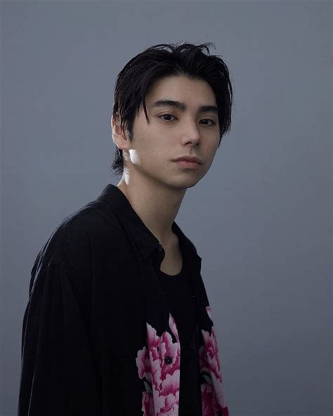 僕は芸能の世界と芸術の世界どっちにも足を踏み入れてますけど Fotos profesionales de hombres Fotos
