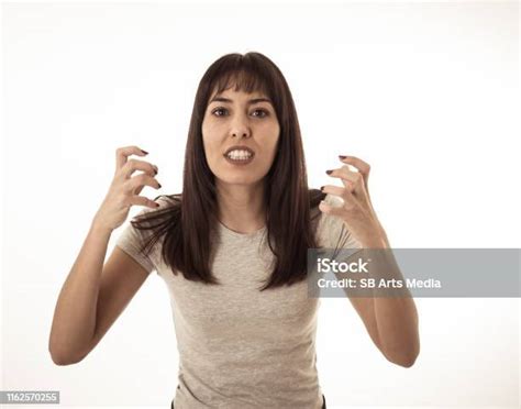 화가 얼굴을 가진 젊은 매력적인 백인 여성의 초상화를 닫습니다 미친 듯이 보이고 미친 소리를 지르고 분노한 제스처를 합니다 중립