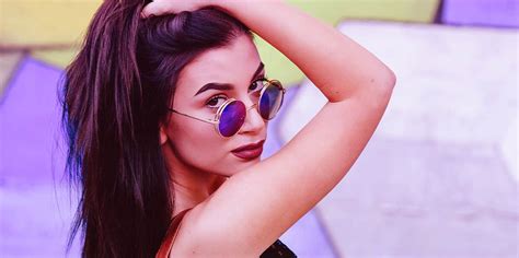 Girly Things Women Do That Men Find Attractive Paula Mooney Yourtango