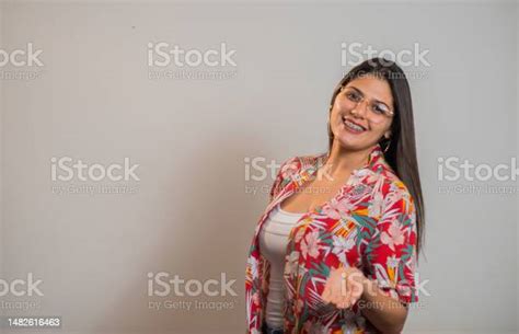 팔과 얼굴에 몸짓을 하는 미소 짓고 자신감 넘치는 젊은 여성의 초상화 25 29세에 대한 스톡 사진 및 기타 이미지 25 29세 긍정적인 감정 표현 매우 기쁜