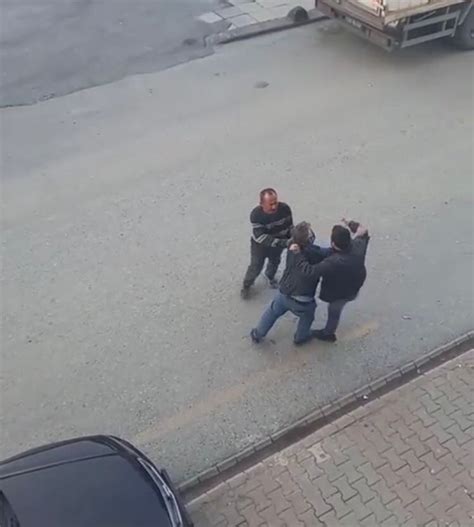 Özel Sancaktepede yol verme kavgası Tekme ve yumruklar havada