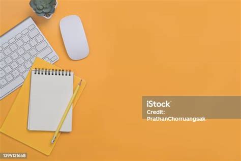 상단보기 노트북 무선 키보드 및 노란색 배경에 마우스와 텍스트 광고를위한 복사 공간 0명에 대한 스톡 사진 및 기타 이미지 0명 개인 장식품 고정됨 Istock