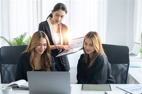 비즈니스 우먼 또는 회계사가 팀과 함께 작업 감사를 합니다 재무 및 회계 및 팀워크 감사 세무 개념 개념에 대한 스톡 사진 및
