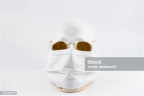 외과 얼굴 마스크와 두개골 코로나 바이러스 개념 독감 바이러스의 확산을 막기위한 의료 얼굴 마스크 고무 귀 끈이있는 수술 용 마스크 입과 코를 덮는 표준 수술 용 마스크