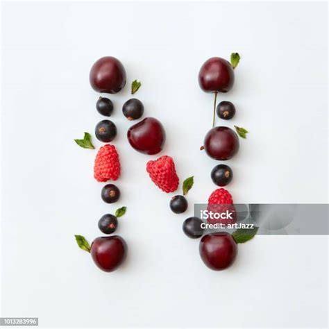 자연 익은 딸기검은 건포도 체리 라즈베리 민트 잎 흰색 배경에 고립에서 편지 N 영어 알파벳의 과일 패턴입니다 0명에 대한 스톡 사진 및 기타 이미지 Istock