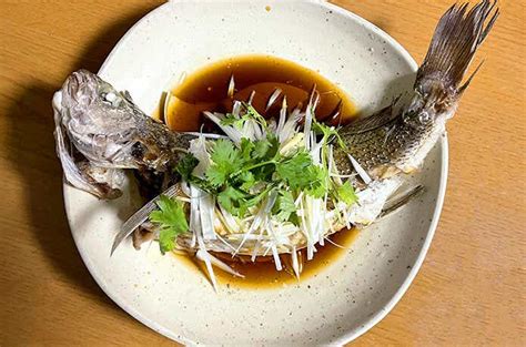 【ご飯泥棒】蒸した魚に熱々の油をジュゥ〜〜〜ッ！清蒸魚（チンジャンユー）の作り方 【tsuri Hack】日本最大級の釣りマガジン 釣りハック