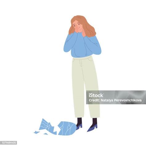 젊은 여자는 부러진 꽃병 때문에 화가난다 여성은 충격에 있습니다 깜짝 놀란 반응 한 소녀가 우연히 물건을 부러뜨렸습니다 격리 된