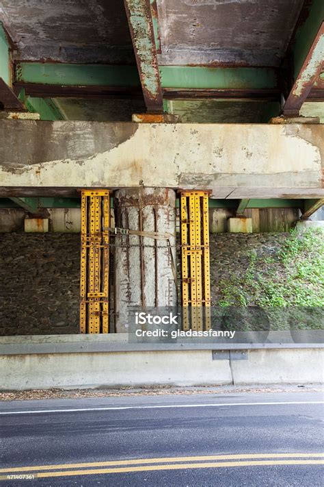 Deteriorating 구름다리 지원 기둥 메탈 Shoring 수직분사 콘크리트에 대한 스톡 사진 및 기타 이미지 콘크리트