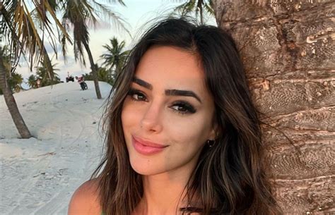 Bruna Biancardi esbanja beleza peça beachwear verde Vogue