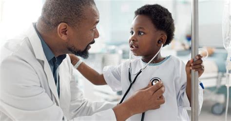 Paciente Médico Y Niño Con Estetoscopio Hospitalario Y Chequeo Para La