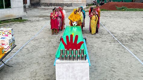 আজব খেলায় নতুন চমক দেখুন উপর নিচ হাতেরবাধা পাড়ি দিয়ে গ্লাসের টাওয়ার ভেঙ্গে পুরস্কার জেতার