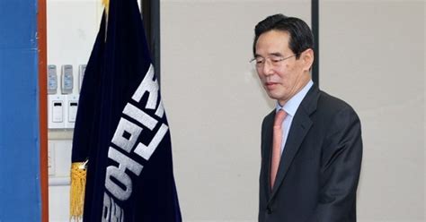 생각에 잠긴 홍창선 공천관리위원장