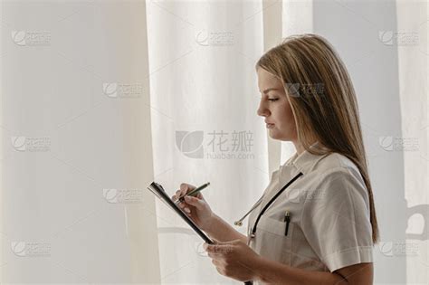 女医生在写字板上为病人写诊断书