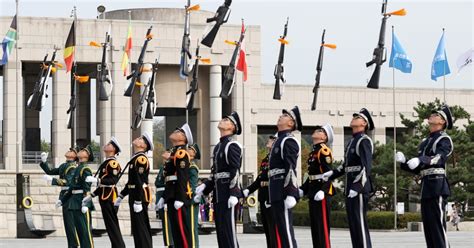 전쟁기념관 군 의장행사 총을 하늘로