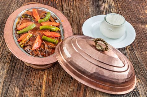 전통적인 터키 Doner 케밥 Iskender 라고도입니다 Iskender 케밥 입니다 나무 테이블 배경에 터키 스타일