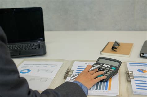 재정 고문 계산기를 사용 하 여 수익 및 예산 계산 회계사는 회계를 하 고입니다 회계 계산 만들기입니다 금융 및 경제 개념 개념에 대한 스톡 사진 및 기타 이미지 Istock