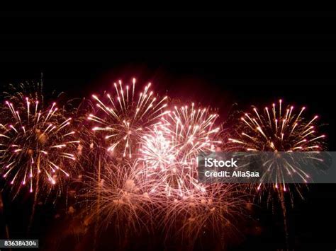 불꽃놀이와 눈부신 하늘 빛 행사의 축 하의 개념을 표시 합니다 하늘 어두운 하늘에서 화려한 불꽃놀이에서 불꽃의 밤 12월에 대한 스톡 사진 및 기타 이미지 Istock