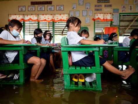 A Flooded School In Pics Students Study In Flooded Philippines