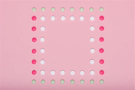 핑크 파스텔 색깔의 배경에 고립 된 한 행에 다양 한 다채로운 환 약의 구색 약물 치료와 처방 약 평면 배경 하다 0명에 대한