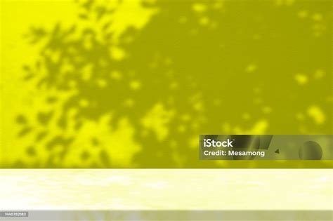 콘크리트 벽 질감 배경에 나무 그림자의 보케가 있는 노란색 치장 벽토 테이블 화장품 프레젠테이션 배경 디스플레이 및 모형에 적합합니다 0명에 대한 스톡 사진 및 기타 이미지