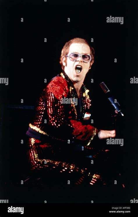 Elton John Piano Fotos Und Bildmaterial In Hoher Auflösung Alamy