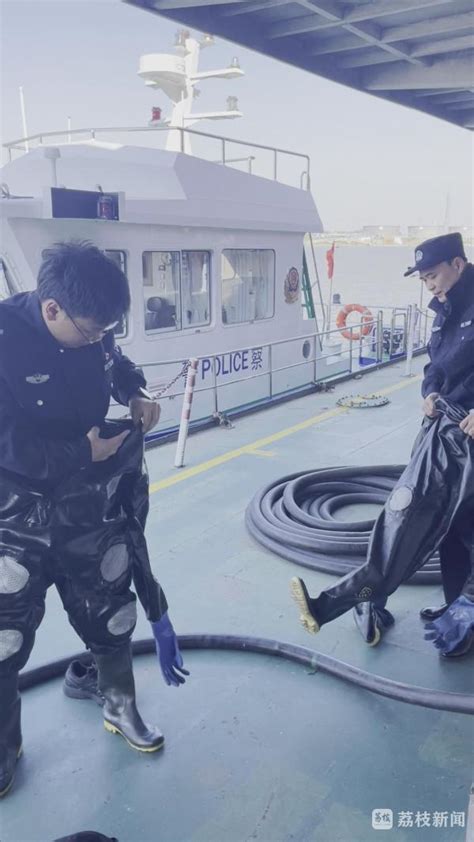 晒被子1小时引来“马蜂窝” 民警化身“清蜂侠”我苏网
