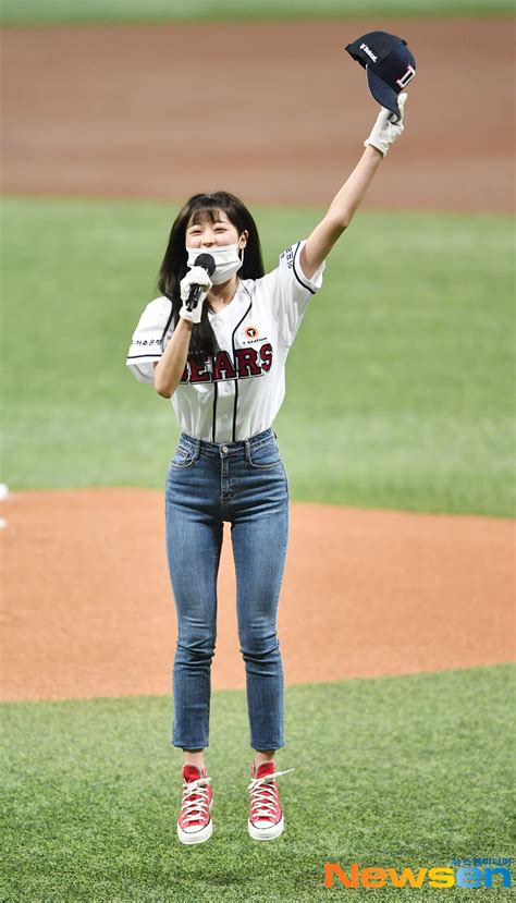 Oh My Girls Yooa Shows Off Her Pitching Skills Allkpop