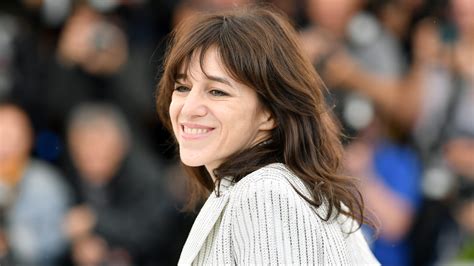 シャルロット・ゲンズブール「現代はあまりに予定調和でつまらない」 デビュー曲は上半身裸の父親とベッドの上で クーリエ・ジャポン