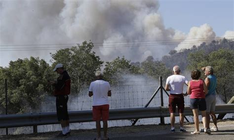 Incêndio Florestal Na Riviera Francesa Provoca Retirada De 10 Mil