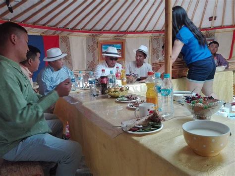 Бид Дорноговьчууд ТББ Аймгийн ИТx ын тэргүүлэгч П Бямбанаранжав Сайншанд сумын засаг дарга С