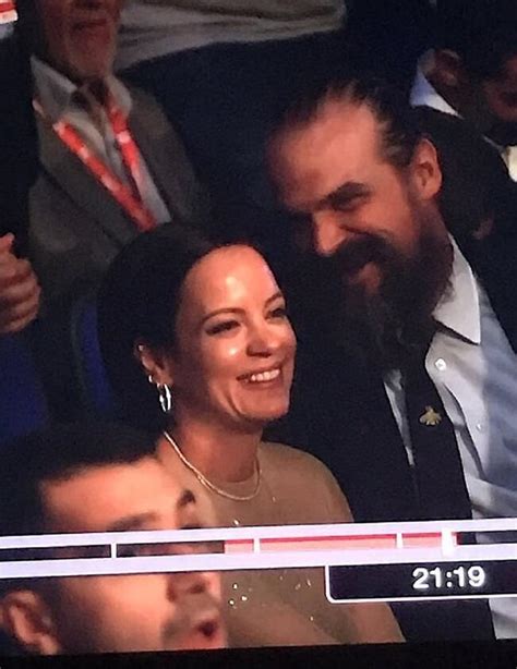 דברים מוזרים לילי אלן ודיוויד הרבור מטפחים זוגיות חדשה