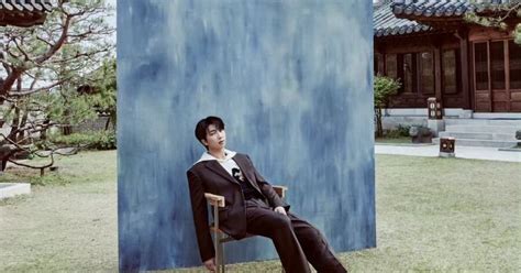 방탄소년단 Rm 한옥 마당에서 즐기는 여유[화보] 조선비즈