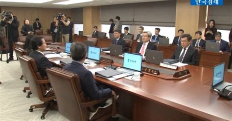 새해 첫 금통위금리동결 우세